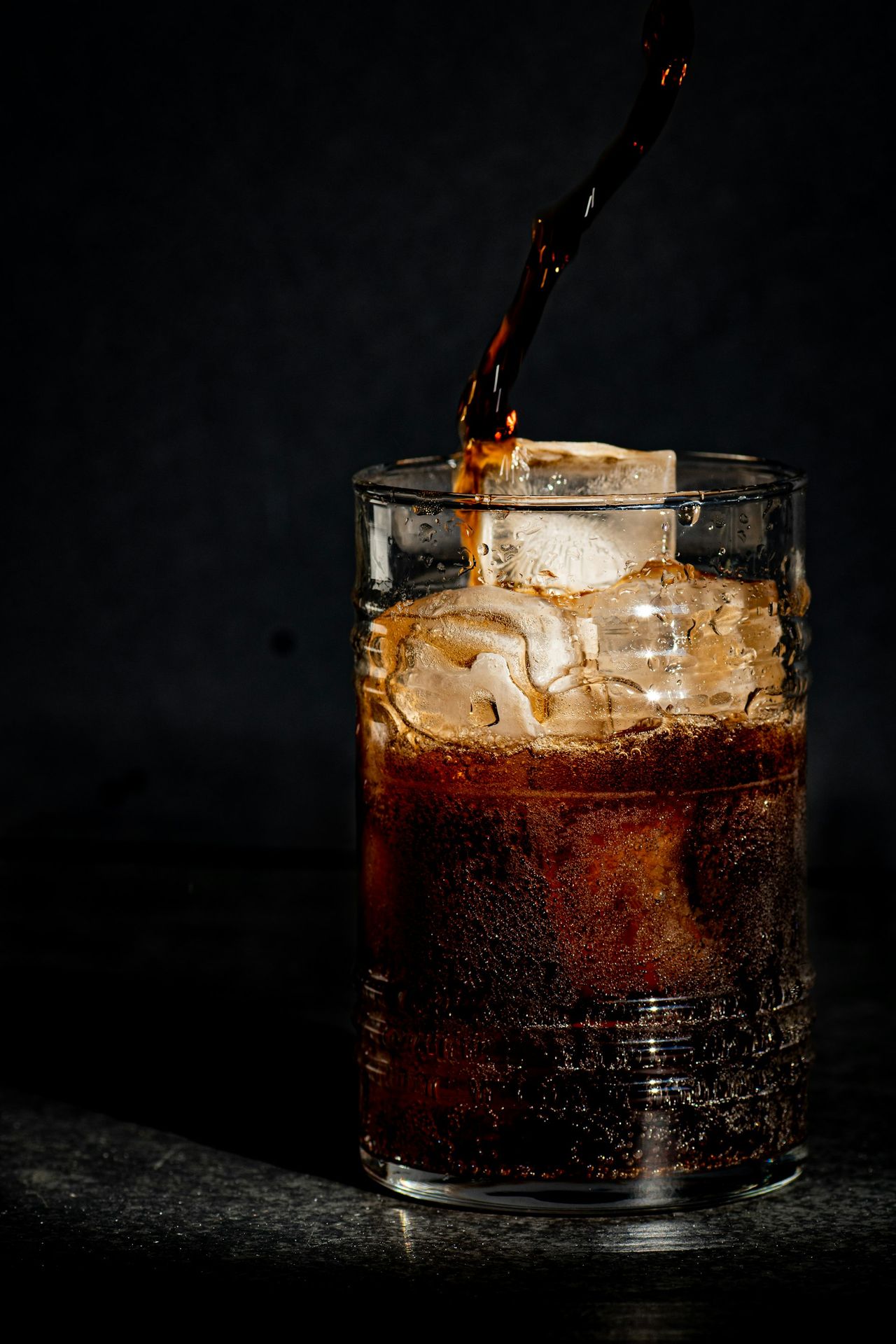 Técnicas de Enfriamiento y Uso de Hielo en Coctelería | Reyes Grupo